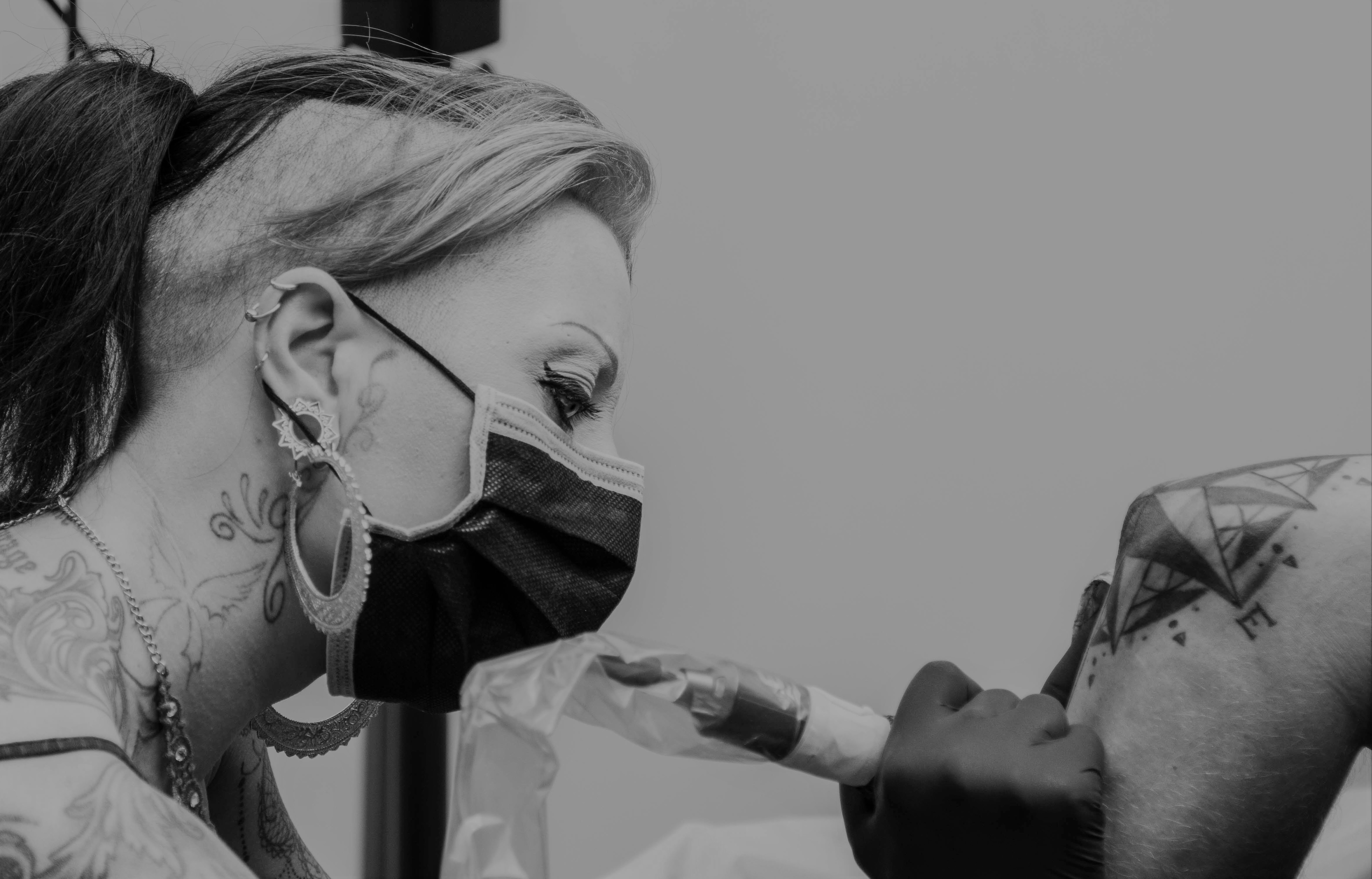 Coronavirus : appel aux dons lancé aux tatoueurs et pierceurs de France | Tatouage et partage